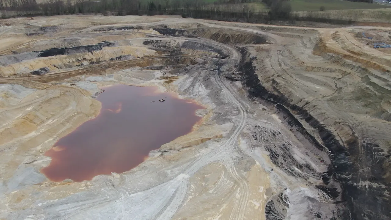 Lidé z obcí na západě Čech si stěžují, že se do krajiny rozlévá ...