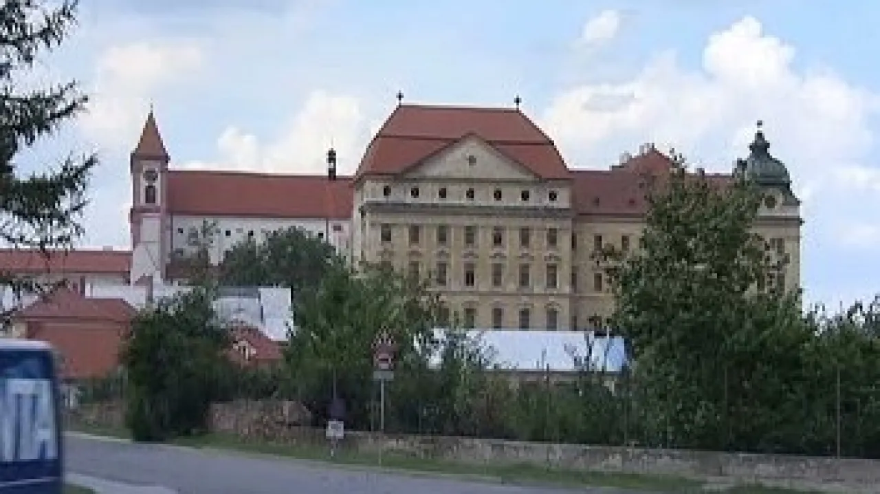 Znojmo se stane definitivně vlastníkem Louckého kláštera — ČT24 — Česká ...
