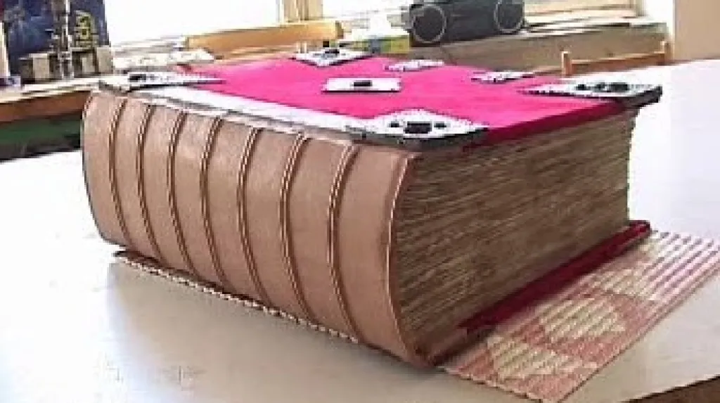 Kniha na cesty váží 30 kg a stojí 700 tisíc korun — ČT24 — Česká televize