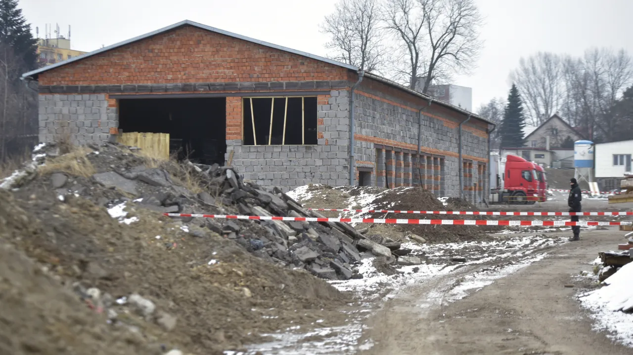 Nebezpečný odpad u Frýdku-Místku město zabezpečí, ale likvidaci odloží. Policie hledá viníka ...