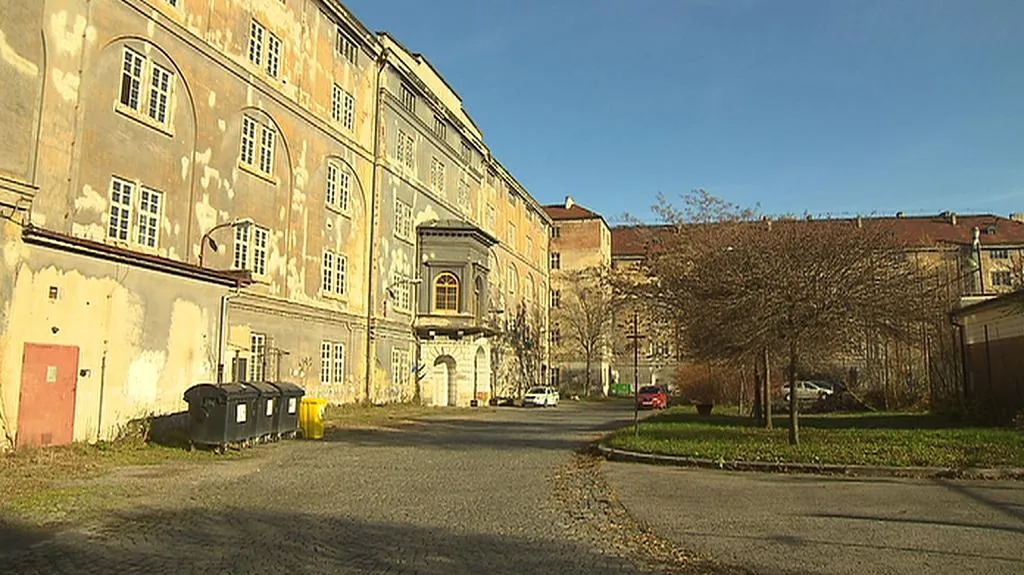 Konec chátrání? Armáda prodává karlínské kasárny — ČT24 — Česká televize