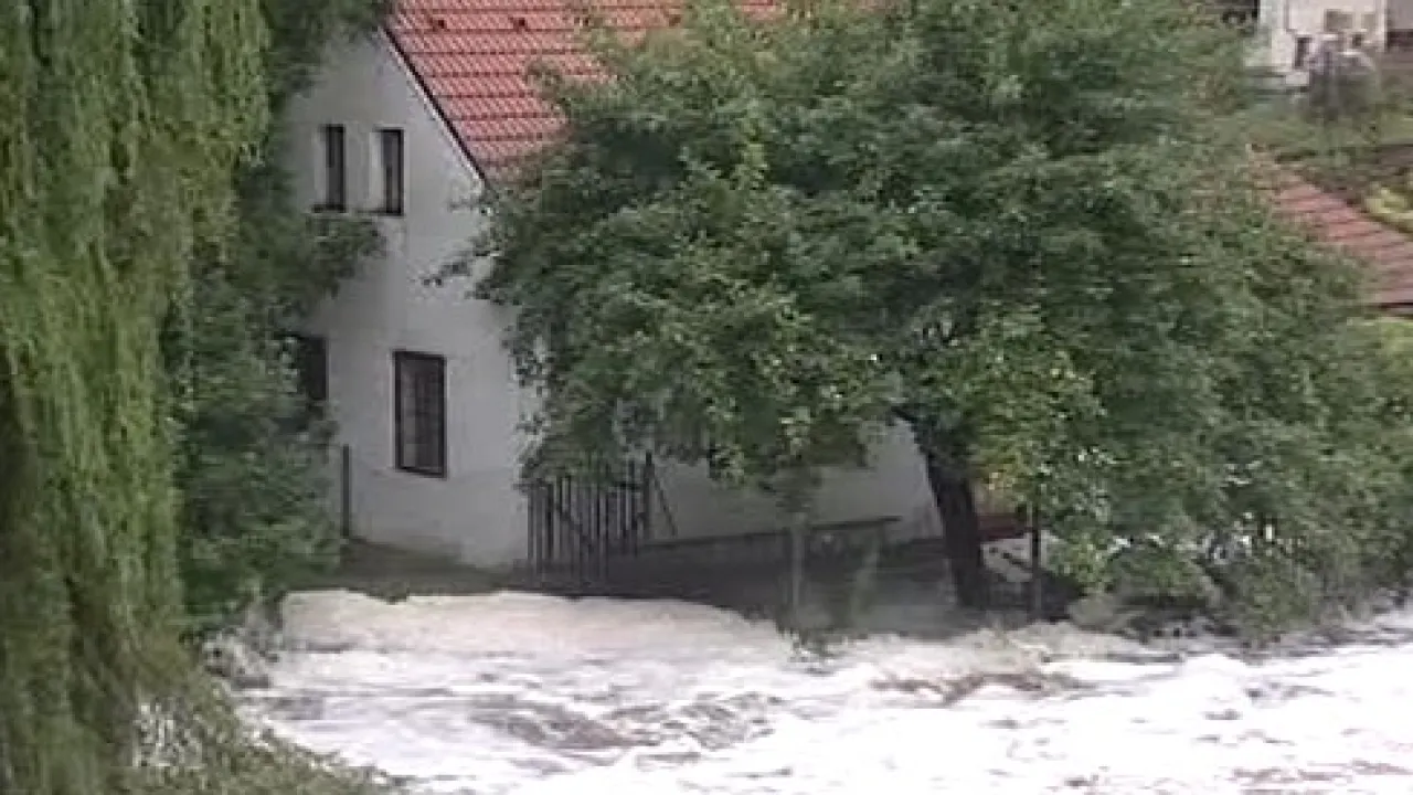Slovensko postihly záplavy, jedna oběť — ČT24 — Česká televize