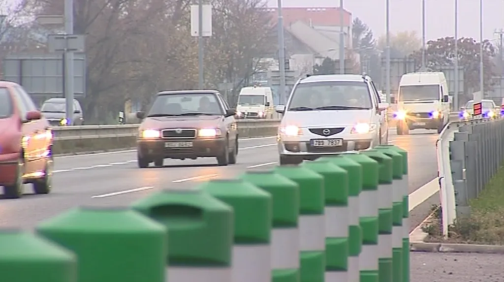 Nové bezpečnostní prvky mají šetřit životy na silnicích — ČT24 — Česká ...