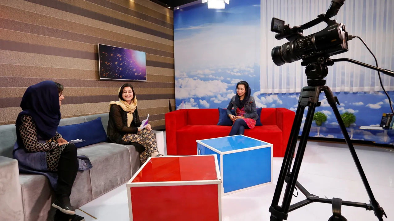Ženy pro ženy. Afghánci spouští revoluční televizní kanál — ČT24 ...