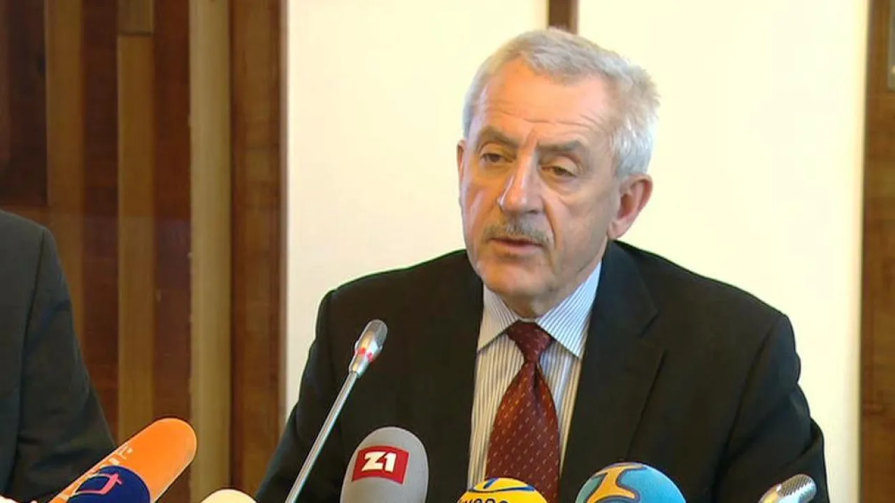 Heger proti korupci - zakázky nad milion bude schvalovat sám — ČT24 ...