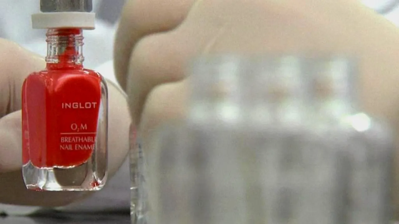 Modlení s nalakovanými nehty. Muslimkám splní polská novinka sen — ČT24 ...