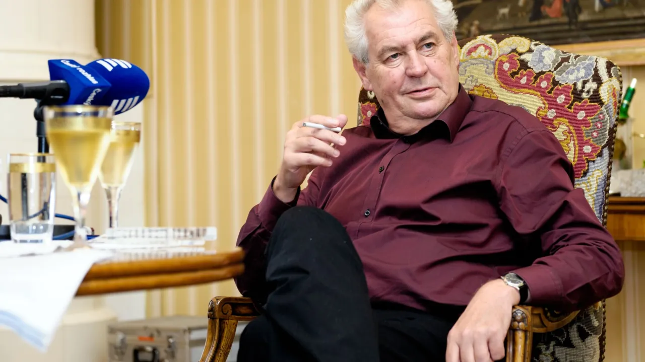 Živě, ale jen čtyřikrát do roka: Zeman se stěhuje na Frekvenci 1 — ČT24 ...
