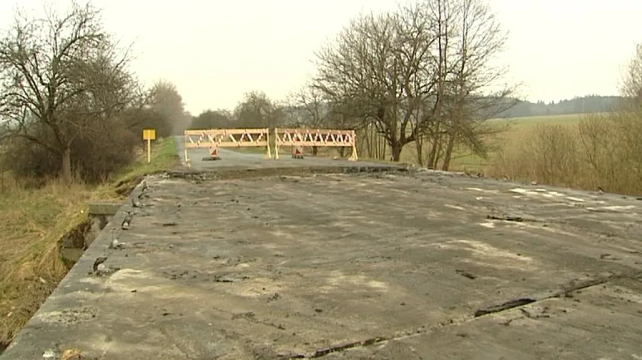 Silnice Nepomuk–Přeštice přišla o nebezpečné zatáčky — ČT24 — Česká ...