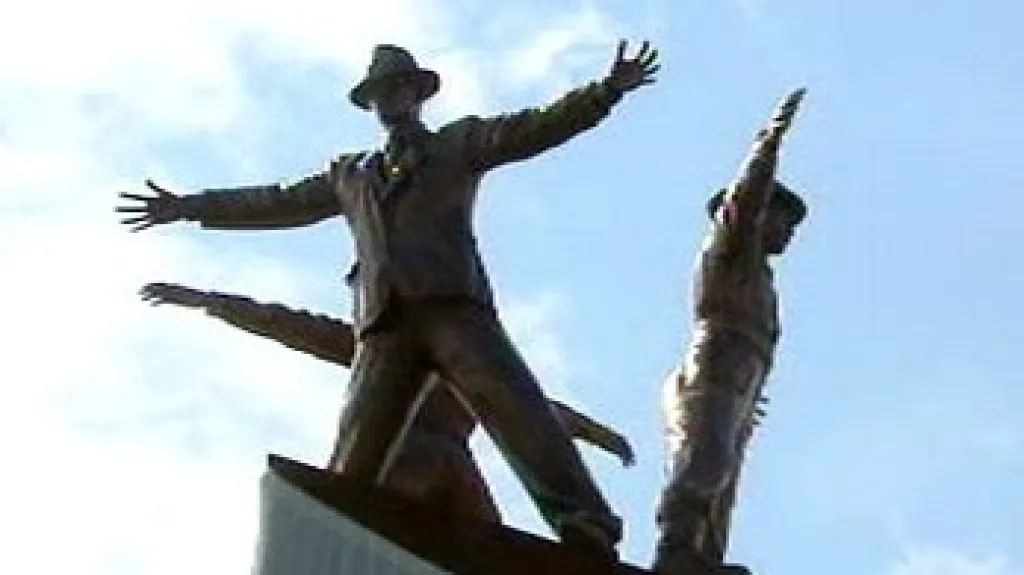 Operace Anthropoid má pomník v kobyliské zatáčce — ČT24 — Česká televize