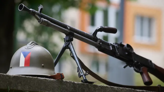 OBRAZEM: Barikáda 2025 připomněla Pražské povstání — ČT24 — Česká televize