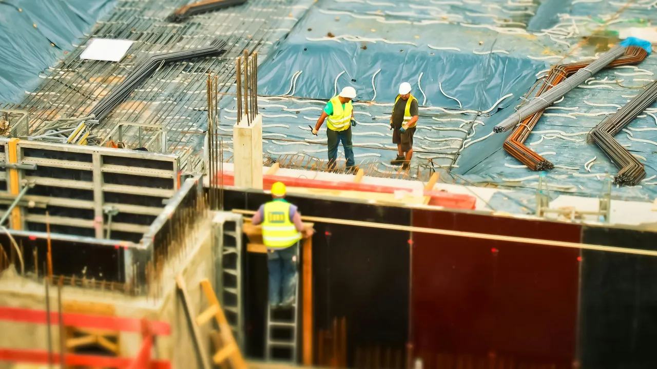 Stavebnictví i průmysl prohloubily propad — ČT24 — Česká televize