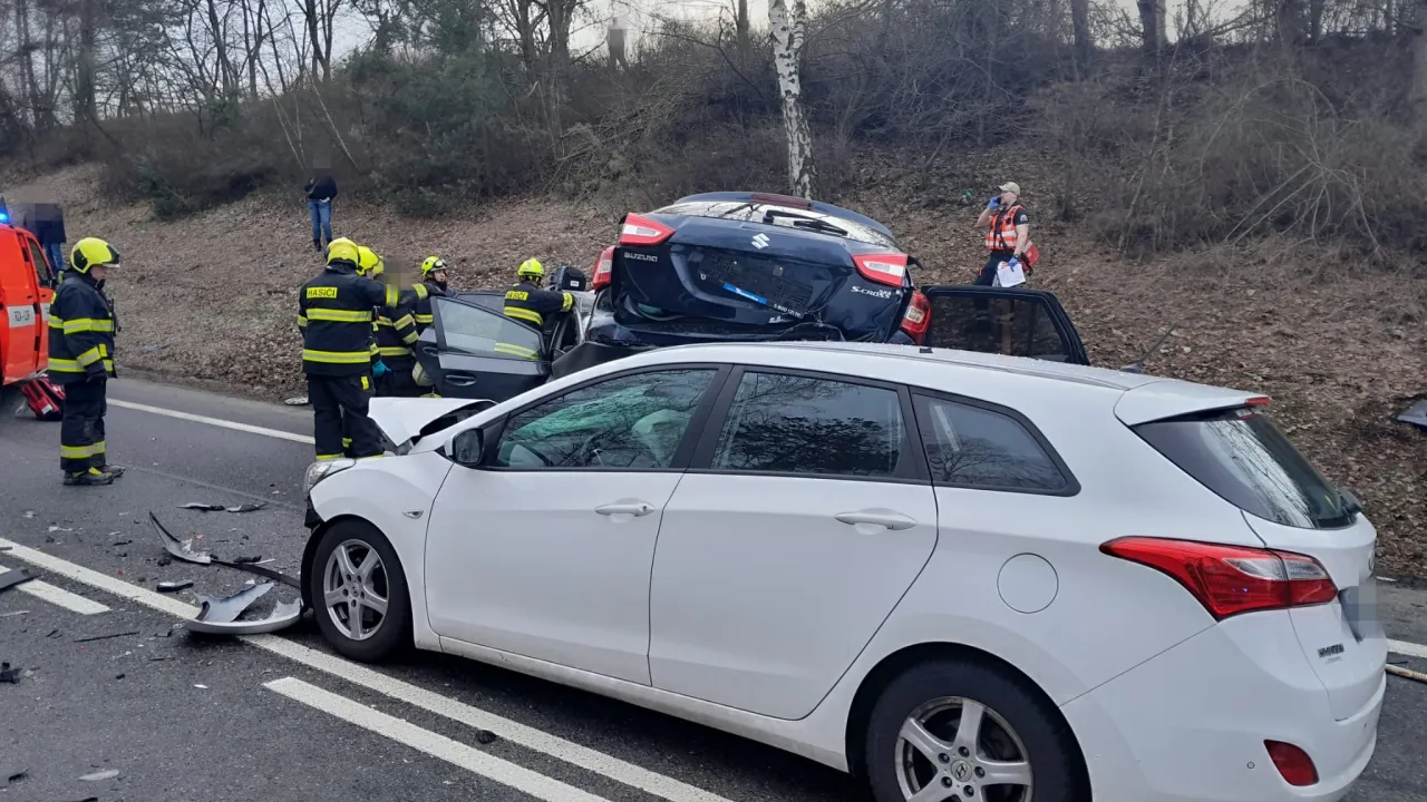U Bystřice na Benešovsku se postupně srazilo několik aut. Těžce zraněno ...