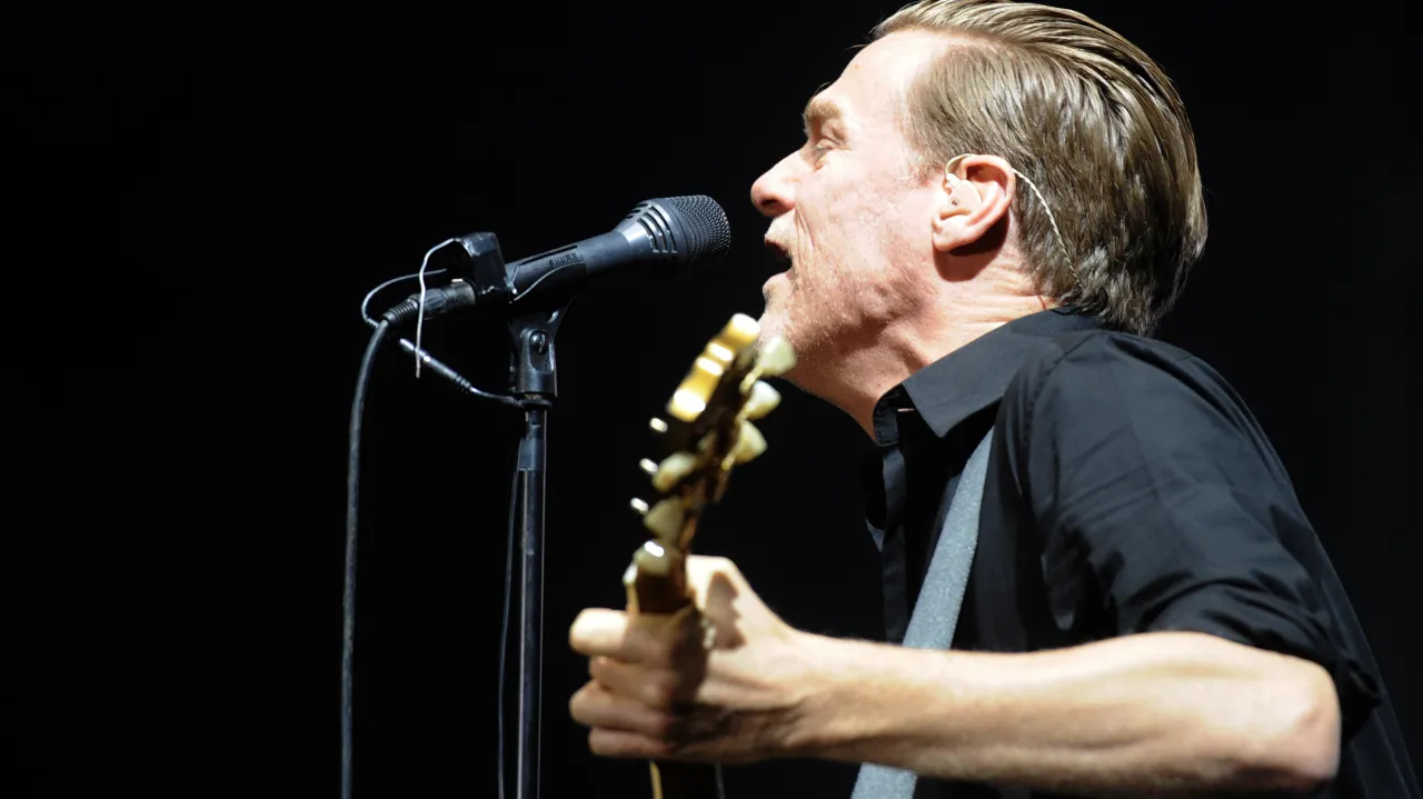 Bryanu Adamsovi aplaudovala plná O2 arena — ČT24 — Česká televize