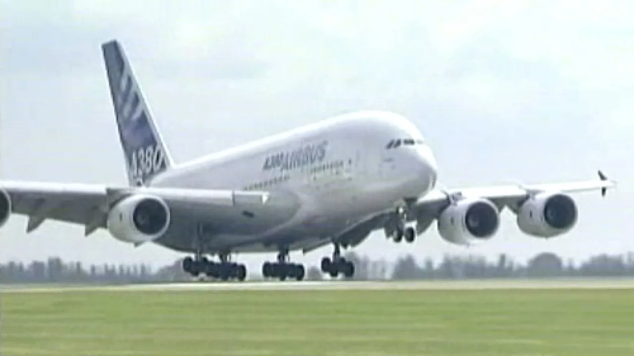 Obří Airbus A380 konečně pod evropskou vlajkou — ČT24 — Česká televize