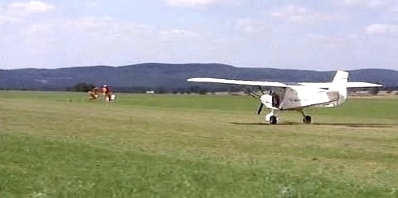 V Praze se zřítilo ultralehké letadlo, pilot je vážně zraněný — ČT24 ...