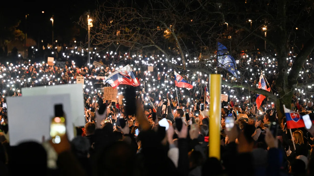 Protivládní protesty na Slovensku sílí. Do ulic znovu vyšli lidé ...