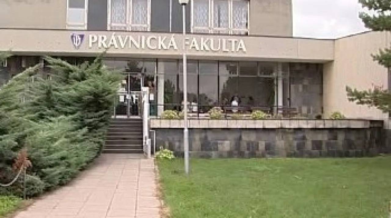 Právnická fakulta v Olomouci zapomněla žádat o akreditaci — ČT24 — Česká televize