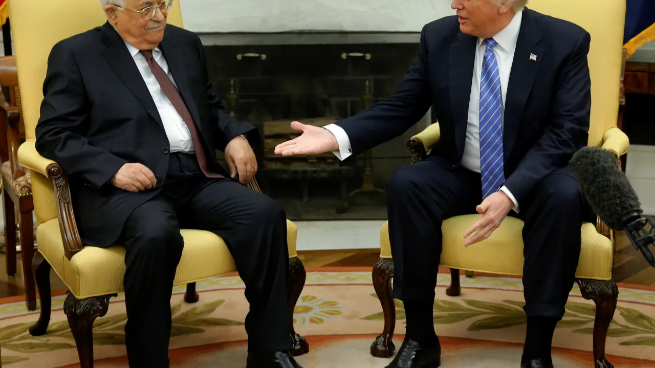 Palestinci uznávají Izrael, řekl Abbás po jednání s Trumpem v Bílém ...