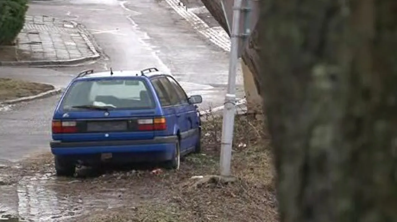 Co dělat s vrakem auta odstaveným na ulici? — ČT24 — Česká televize