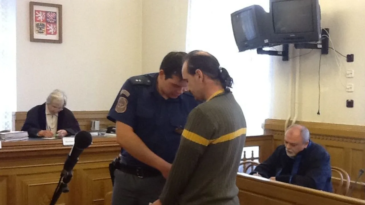 Soud zprostil muže obžaloby z loňského požáru skladu svíček — ČT24 — Česká televize