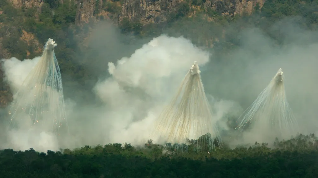 Bílý fosfor způsobuje neuhasitelné popáleniny. Zastavit jde jen ...