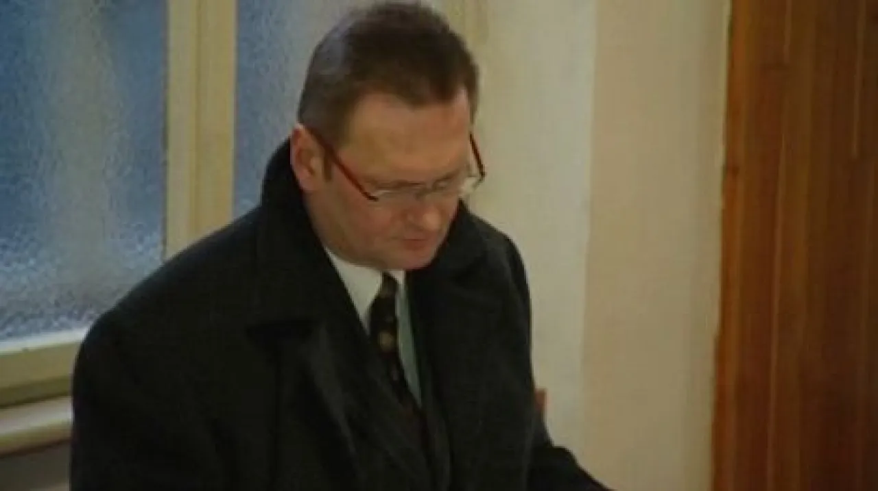 Bývalý prezident HC Sareza Ivo Mocek před soudem — ČT24 — Česká televize