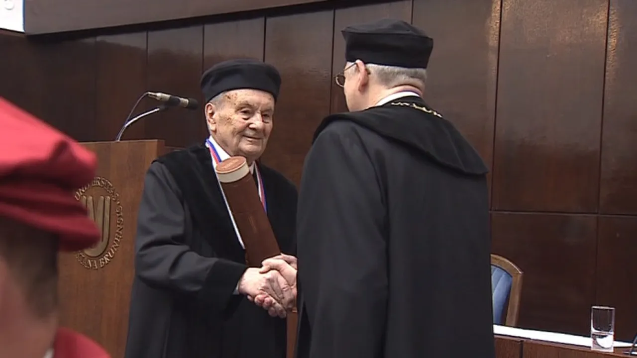 Masarykova univerzita udělila čestný doktorát profesoru Dadokovi — ČT24 ...
