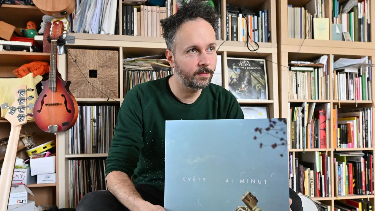 41 minut kapely Květy je třeba slyšet zblízka — ČT24 — Česká televize
