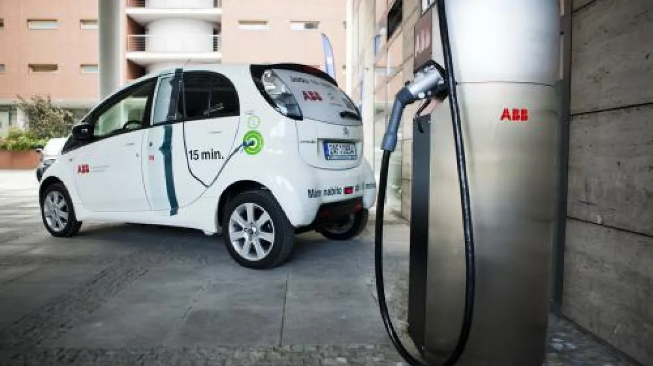 Rychlonabíjecí stanice pro elektromobily je už k mání i v Praze — ČT24 — Česká televize