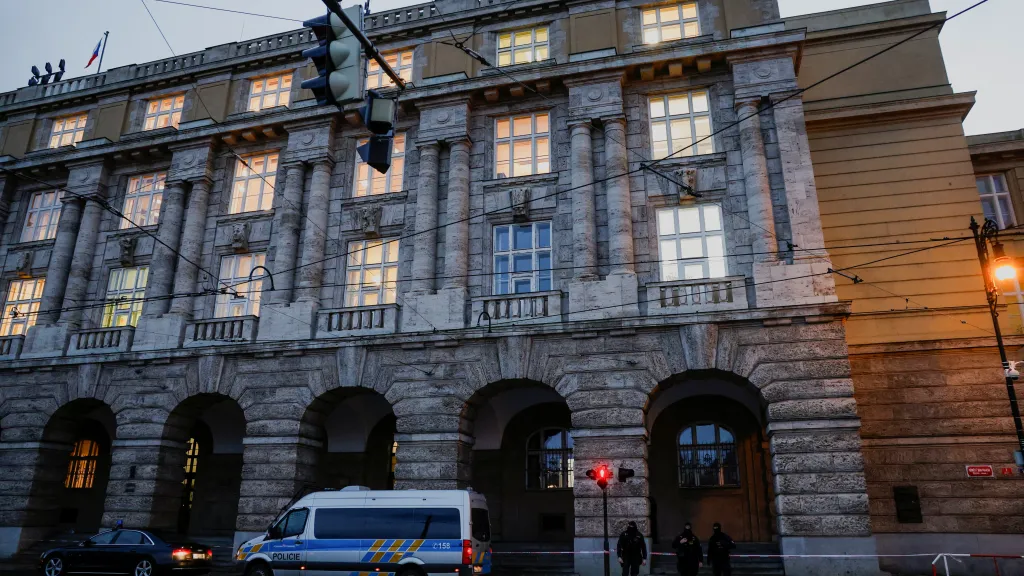 Chronologie zásahu proti střelci z Univerzity Karlovy podle policie — ČT24 — Česká televize