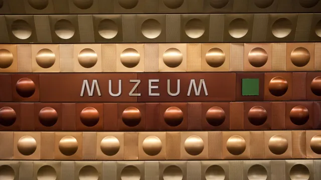 Pražské metro dostalo před 40 lety druhou trasu, spojila Dejvice a ...