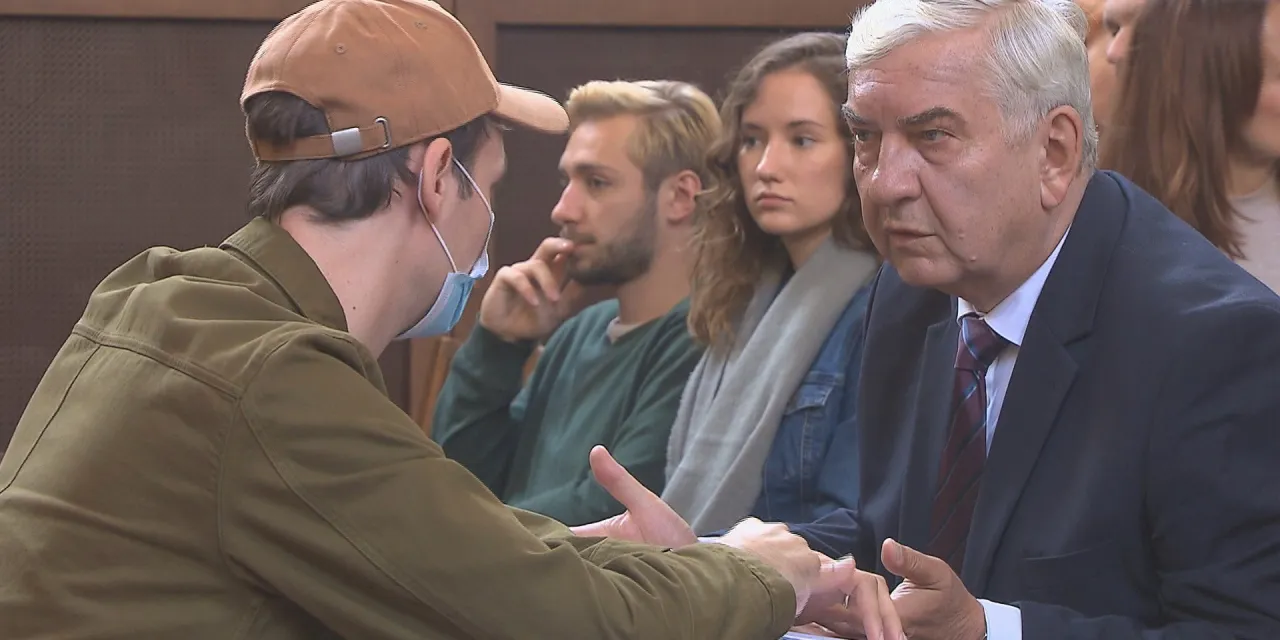 Omerzu „dospěl“. V soudní síni se sešel s Donutilem a Mihulovou — ČT24 ...