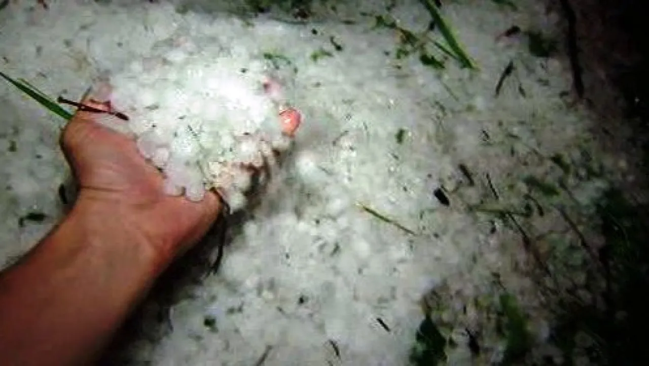 Bouřky v Česku - kroupy zasypaly střední Čechy i Prahu — ČT24 — Česká ...