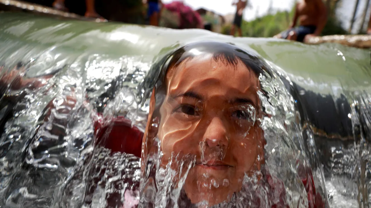 Týden obrazem: Prasečí muži, objímací stanice a prezidentova rouška ...