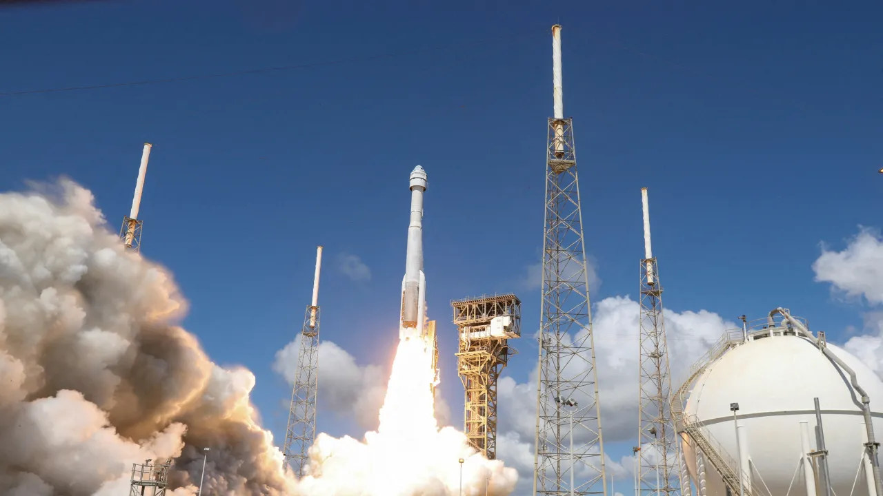 Astronauti z porouchaného Starlineru se vrátí z ISS příští rok s lodí konkurence — ČT24 — Česká ...