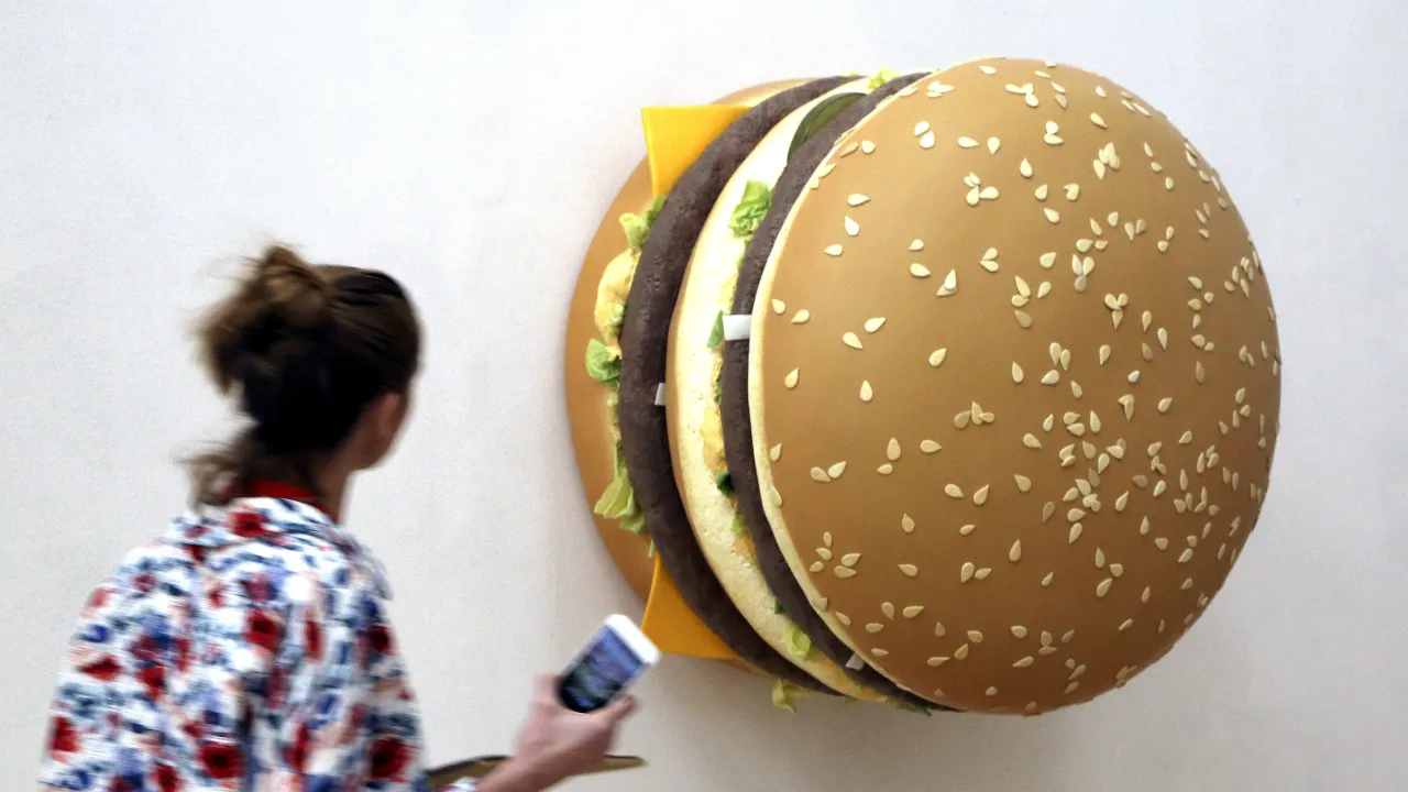 Andy Warhol dojedl hamburger, Tom Friedman připravil Big Big Mac — ČT24 ...