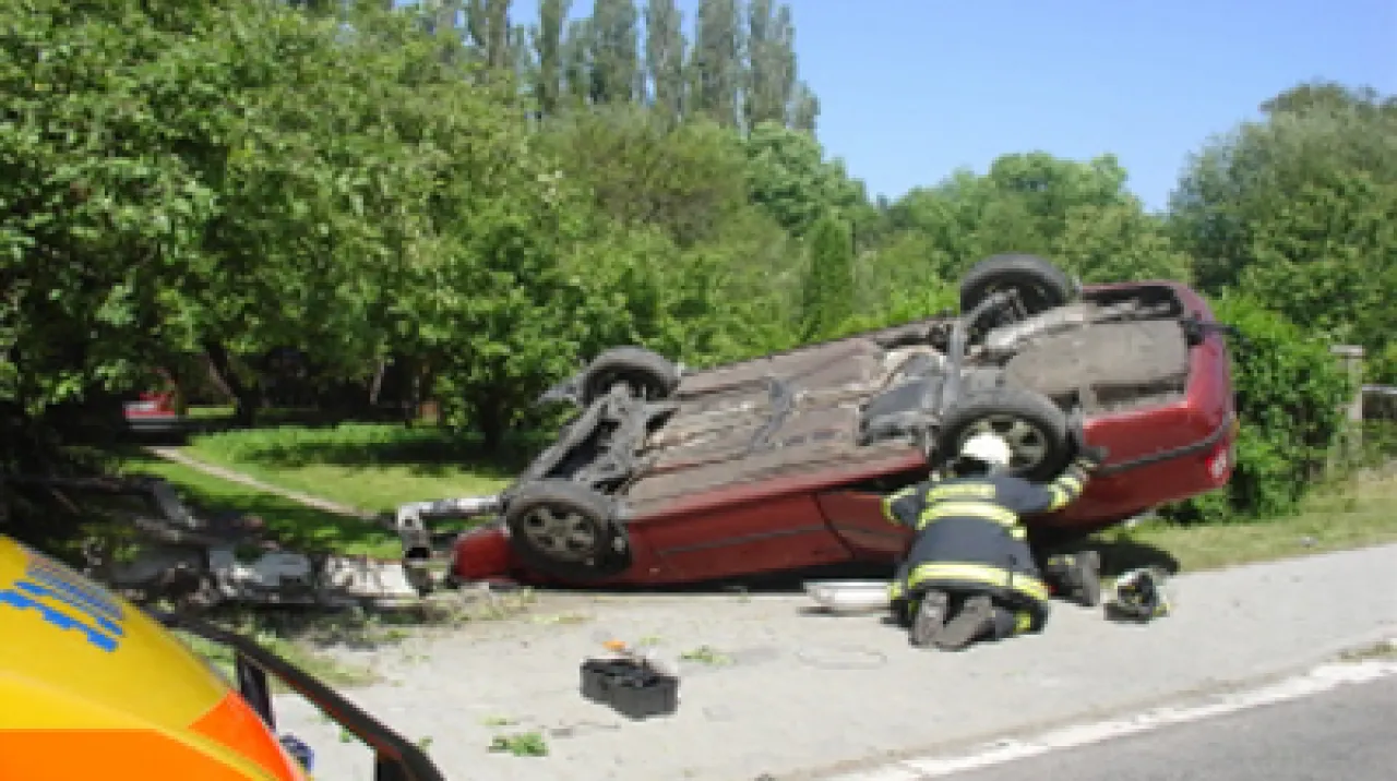 Octavia skončila po nehodě na střeše — ČT24 — Česká televize