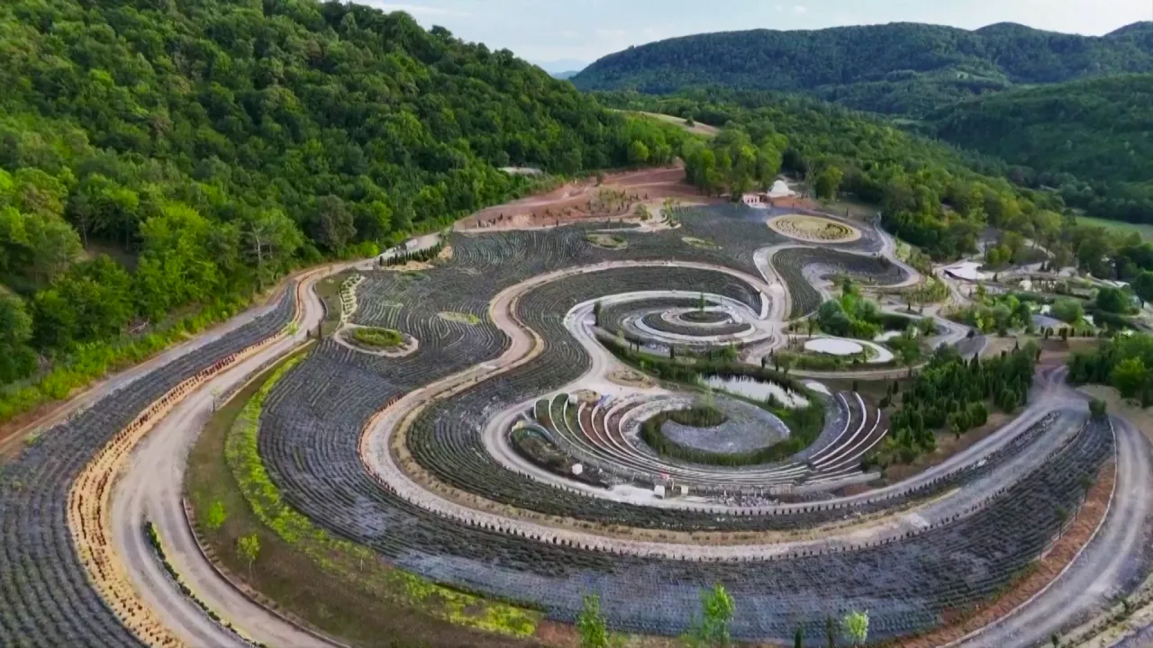 Park v Bosně se inspiroval Hvězdnou nocí van Gogha — ČT24 — Česká televize