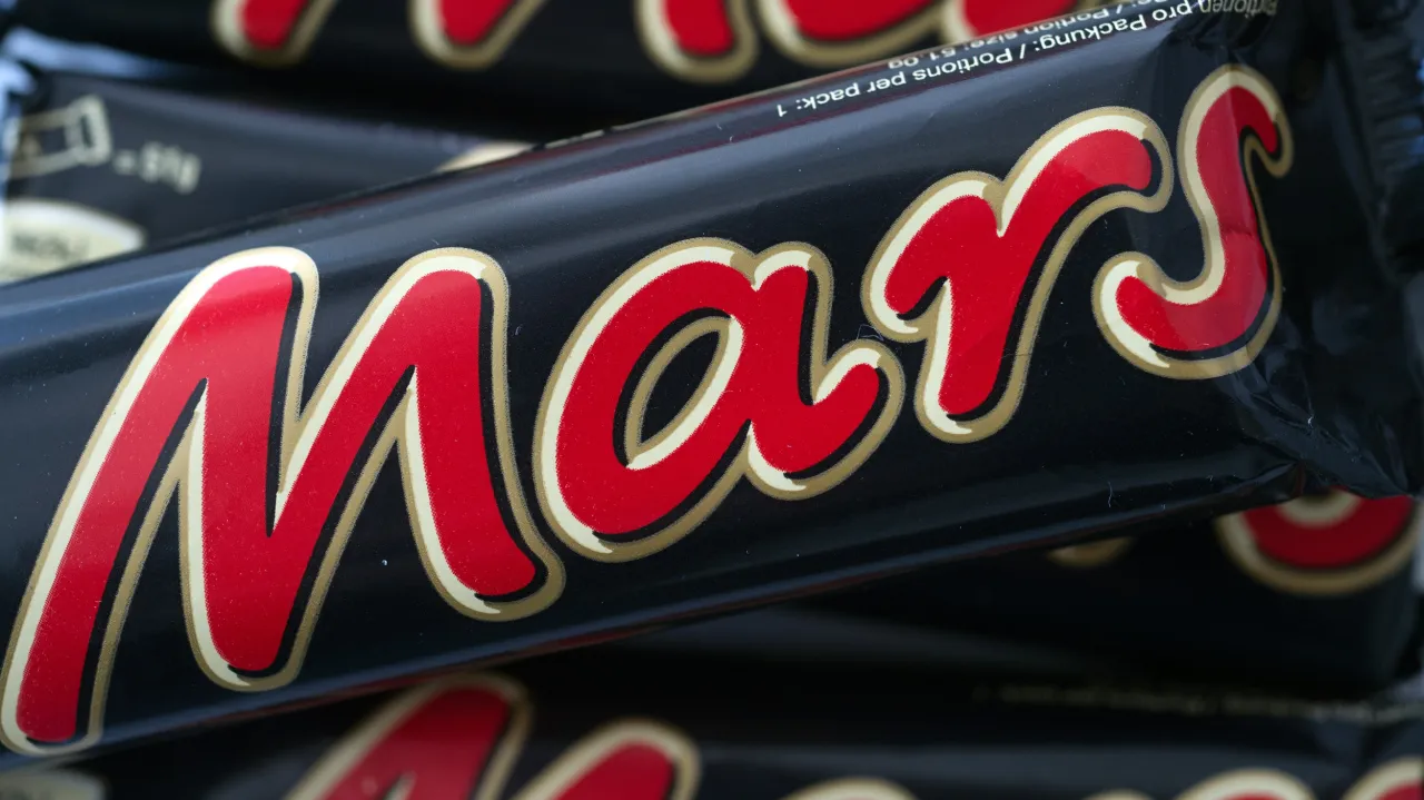 Mars stahuje čokoládové tyčinky kvůli kousku plastu. Týká se to i Česka ...