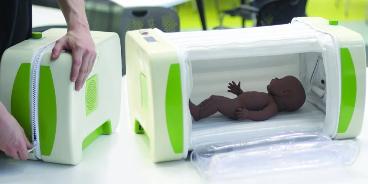 Nafukovací inkubátor – zachránce „válečných dětí“ — ČT24 — Česká televize