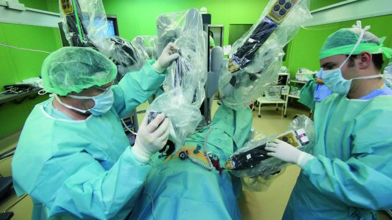 Armáda může na Slovensko vyslat 30 lékařů — ČT24 — Česká televize