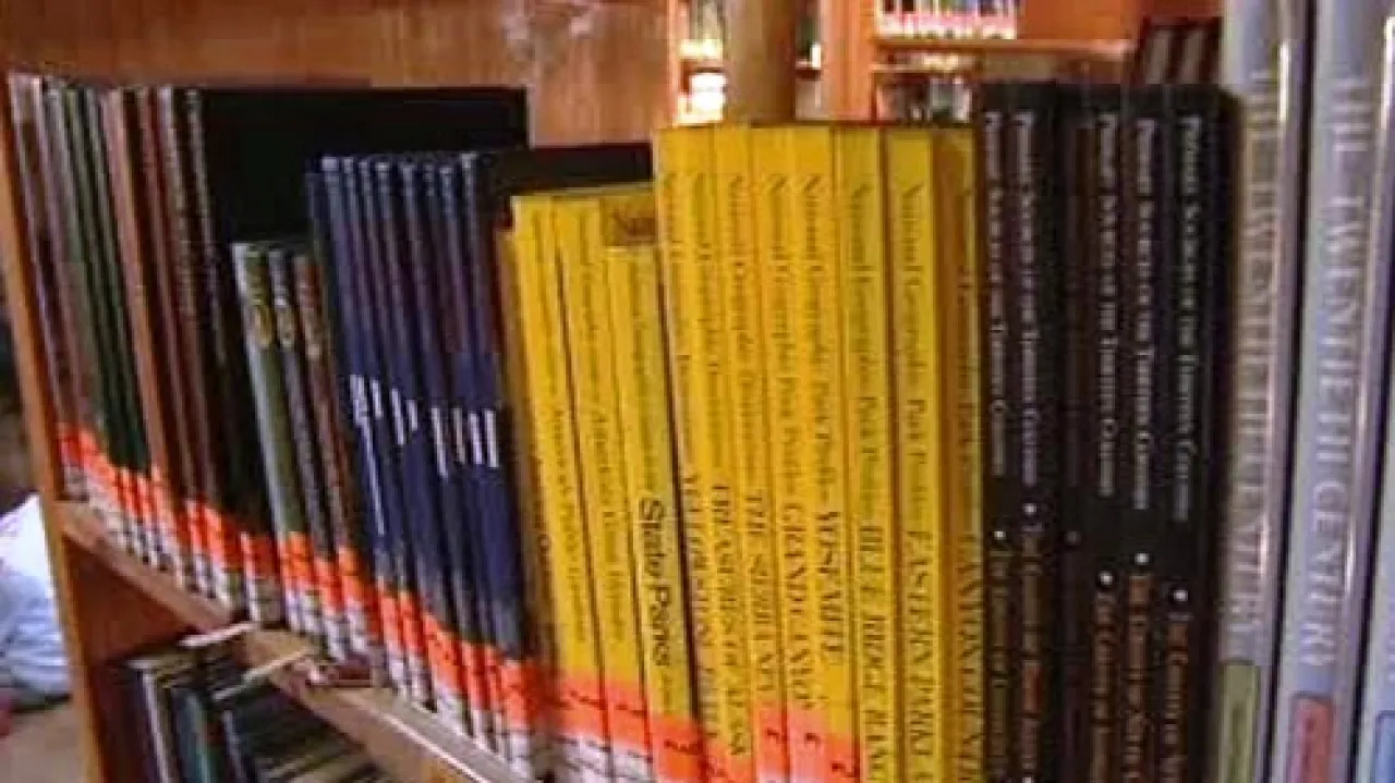 Pouliční knihovny v Zambii nabízejí dětem útočiště — ČT24 — Česká televize