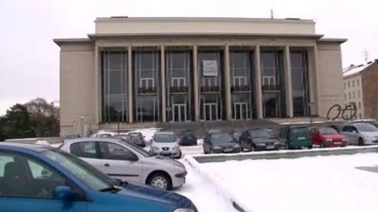 Brnu se nedaří vyřešit parkování před Janáčkovým divadlem — ČT24 ...