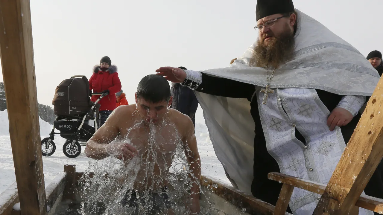 Věřící si připomněli křest Ježíše Krista. V Rusku se koupali pod širým nebem — ČT24 — Česká televize