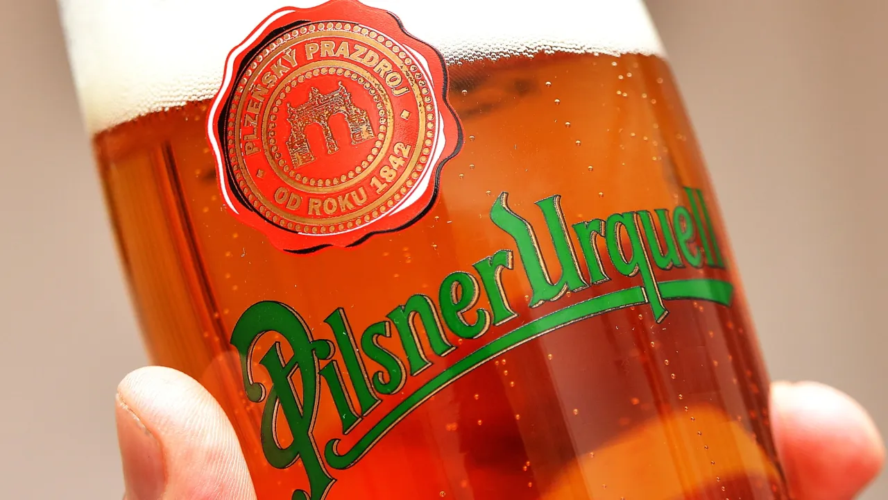 Kellnerova PPF má zřejmě zájem o Plzeňský Prazdroj. Nabídek má ale AB InBev více — ČT24 — Česká ...