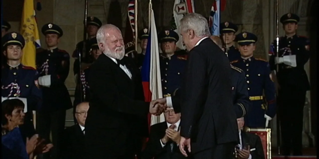 Slavný mořeplavec Konkolski se dočkal Medaile za zásluhy — ČT24 — Česká televize