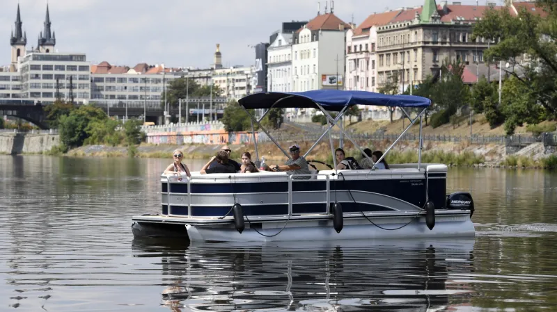 Nový pražský přívoz spojil Holešovice s Karlínem — ČT24 — Česká televize