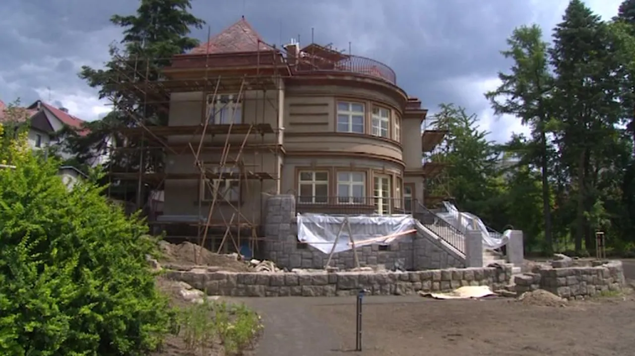 Schneiderova vila ožije, majitel ji vrací do původního stavu — ČT24 ...