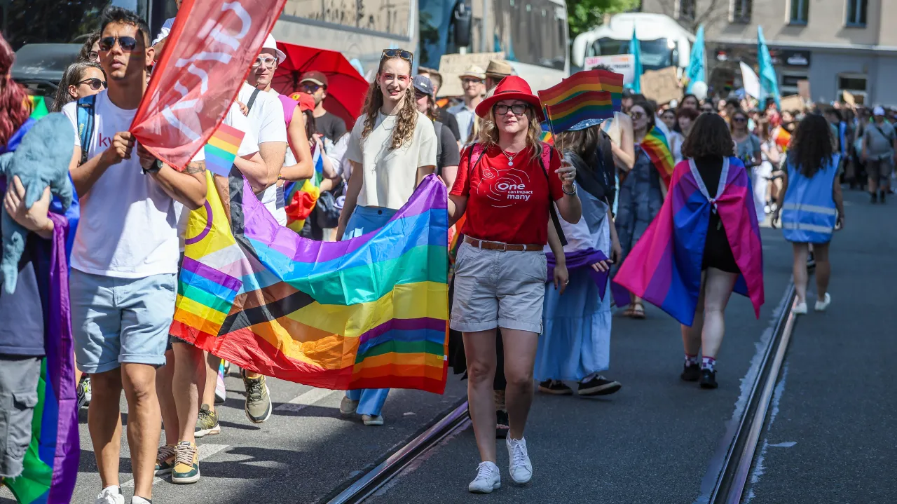 „Láska pro všechny.“ Centrem Brna prošel duhový průvod — ČT24 — Česká televize