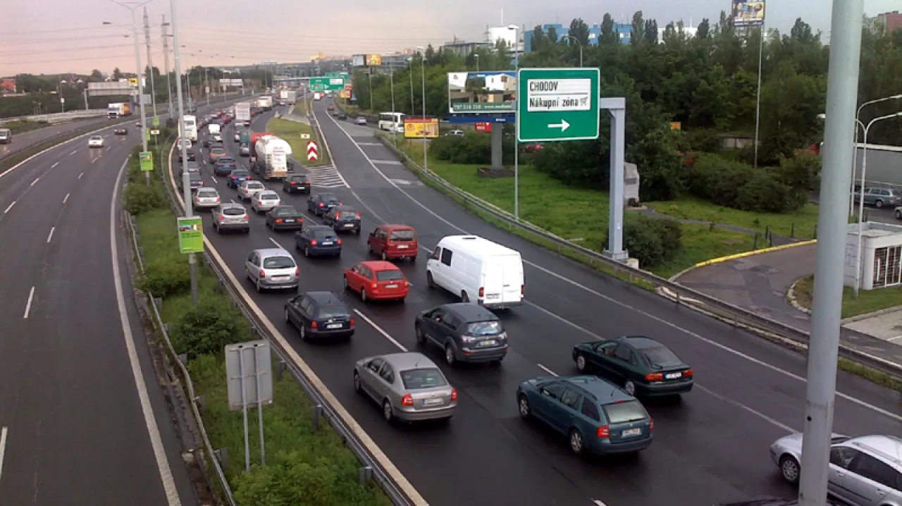 Provoz na D1 ztěžoval prázdninový nápor i nehody — ČT24 — Česká televize